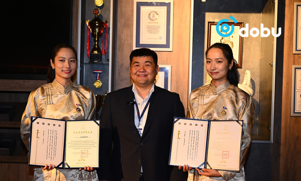 Оюуны спортын МУГТ эгч дүүс Н.Мөнхшүр, Н.Энхшүрийн Гиннесийн амжилтын цомыг "Чингис хаан" музейд ...