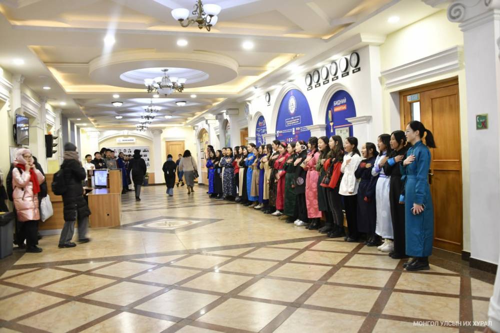 Анхдугаар Үндсэн хуулийн 100 жилийн ойн хичээлээ 23 дугаар сургуулийнхан үндэсний хувцастай ...