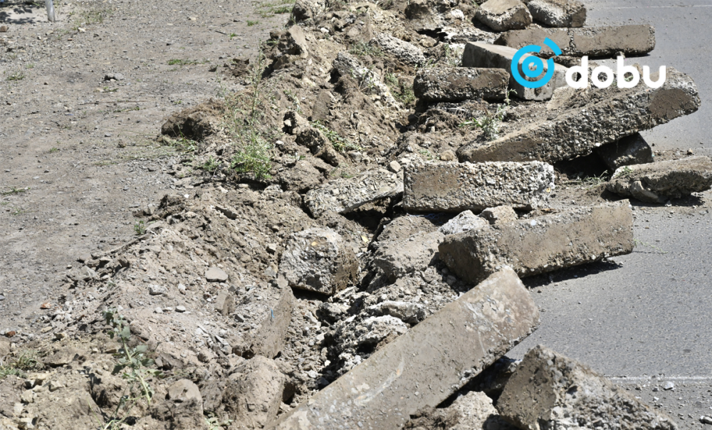 14 жил болсон авто замын хашлагыг байгалийн чулуун хашлагаар сольж байна - dobu.mn