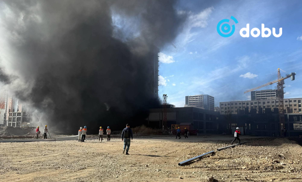 Барилгын хөөсөнцөр шатаж буйг унтраахаар ажиллаж байна - dobu.mn