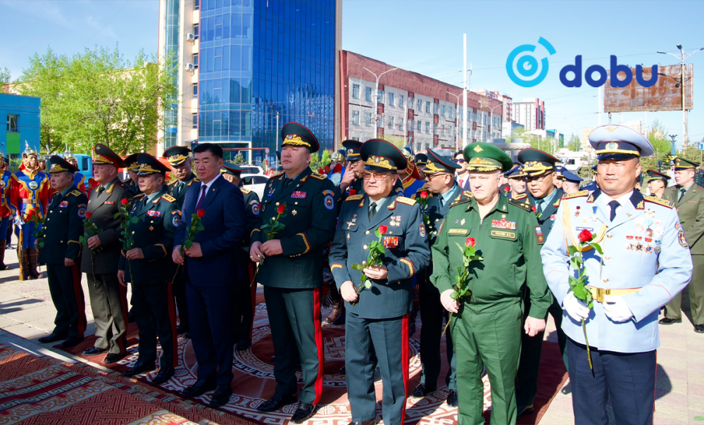 "Монгол ард" эскадрилийн хөшөөнд цэцэг өргөлөө - dobu.mn