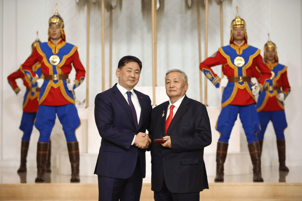 Нэр бүхий эрхмүүдэд төрийн дээд цол одон медаль хүртээв Dobu Mn